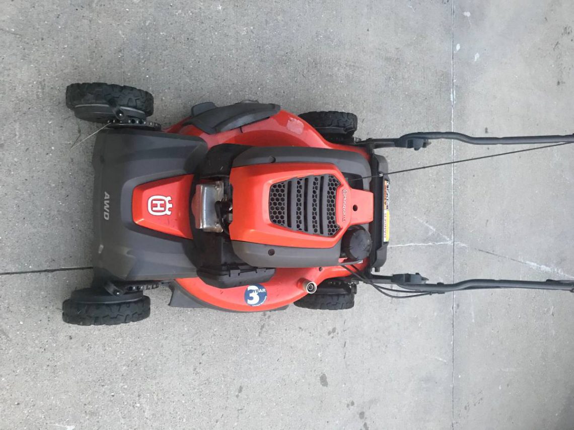 Husqvarna HU800AWDH 22 inch Self-Propelled Gas Push Lawn Mower - RonMowers