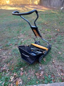 Like New Fiskars 18-in 4 Reel Lawn Mower push manual - RonMowers